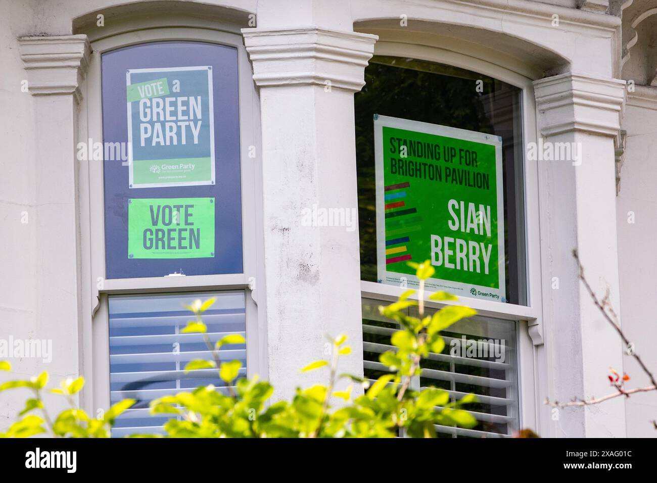 Standing up for brighton pavilion hi-res stock photography and images ...
