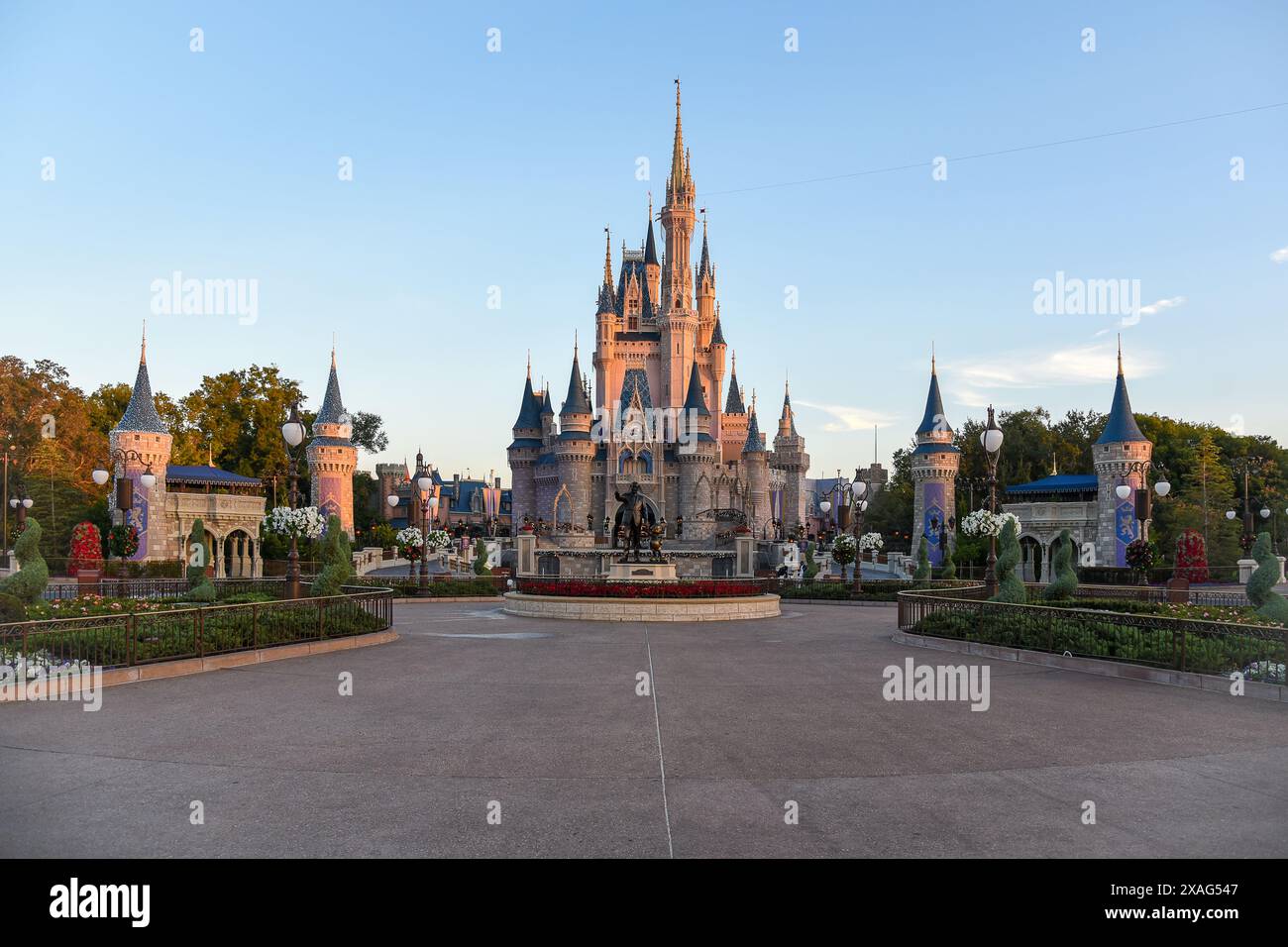 Walt disney world castle crowd hi-res stock photography and images - Alamy