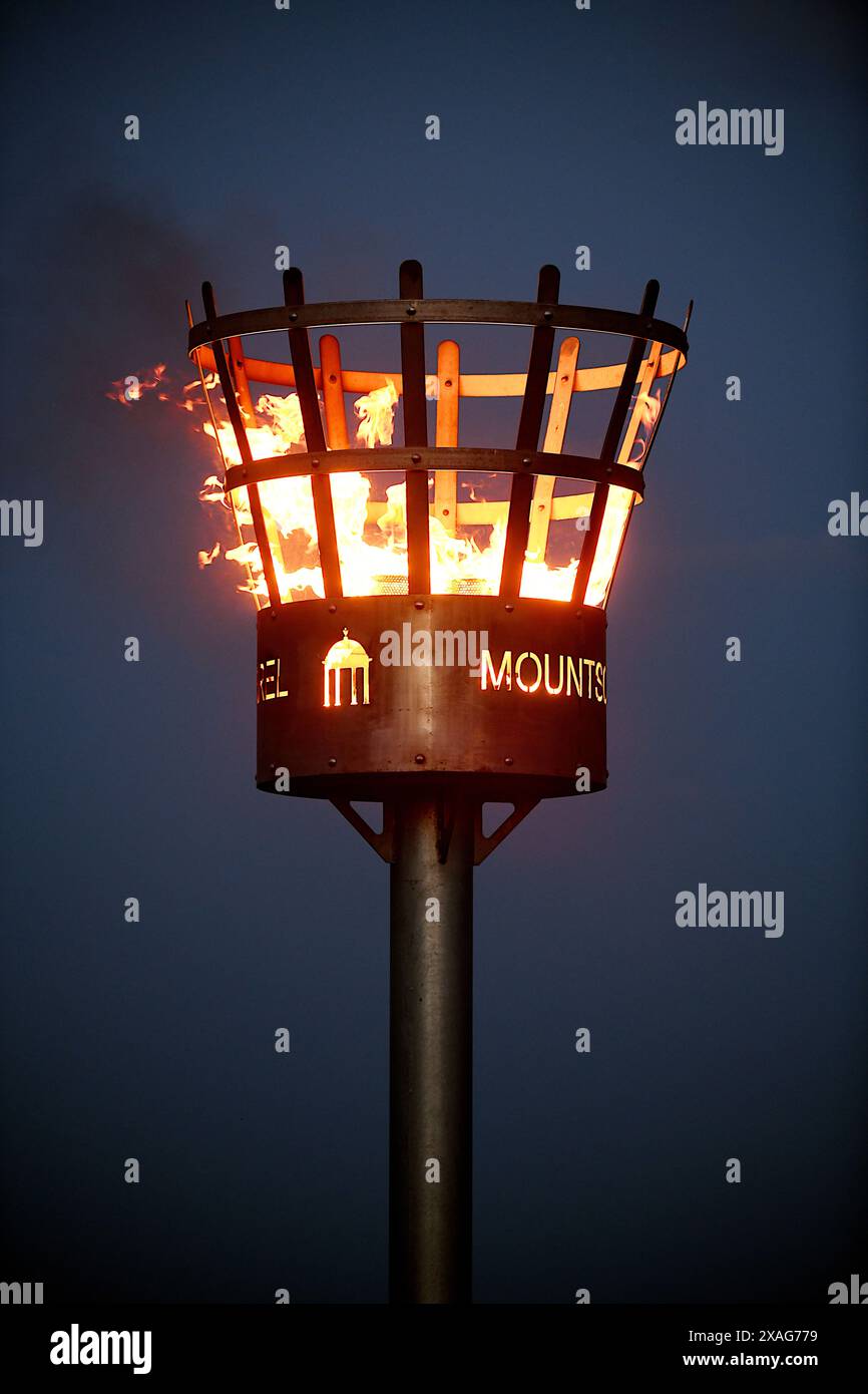 Mountsorrel / Leicestershire / UK. Crowds and officials watch a beacon ...