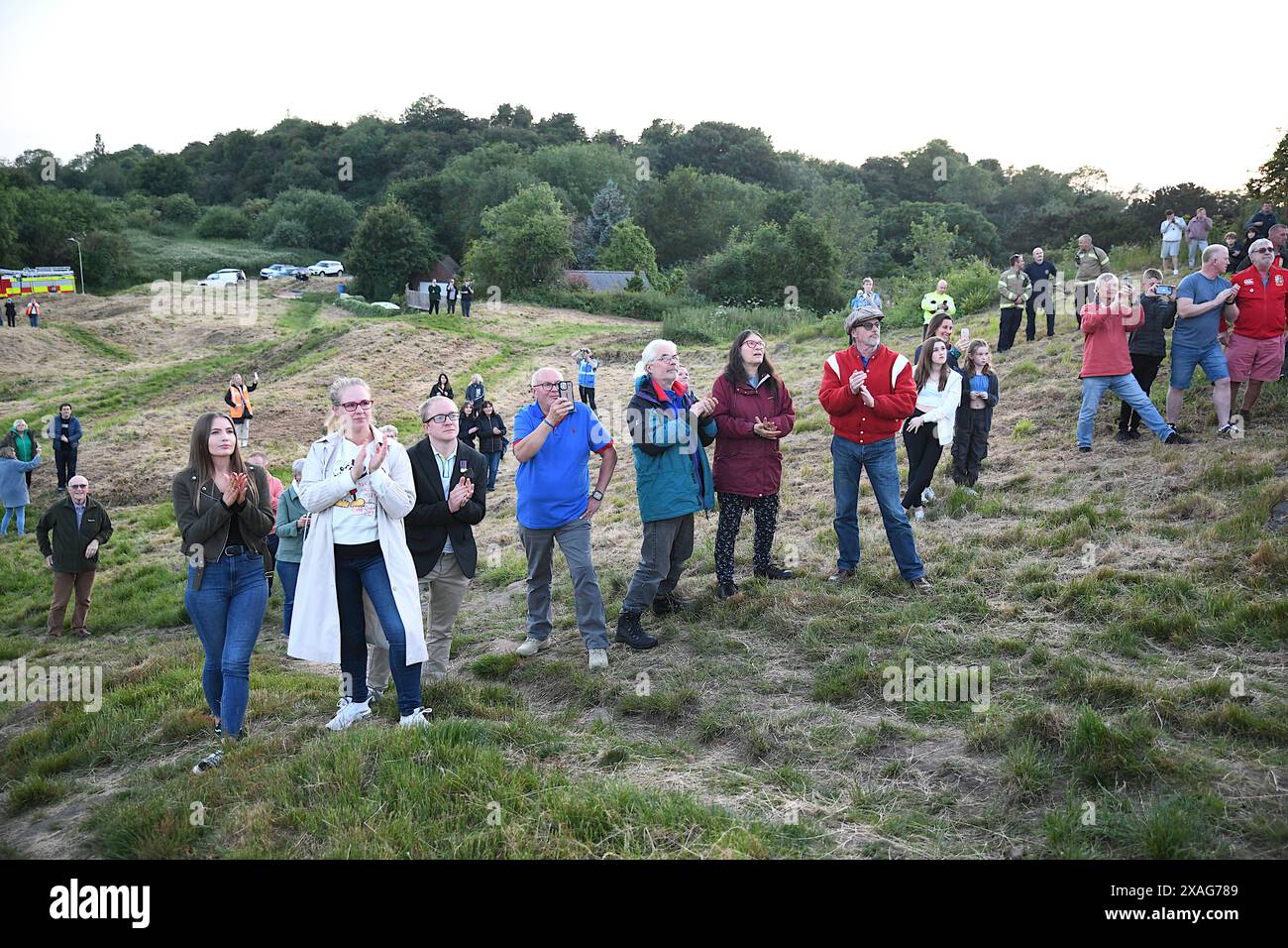 Mountsorrel / Leicestershire / UK. Crowds and officials watch a beacon ...