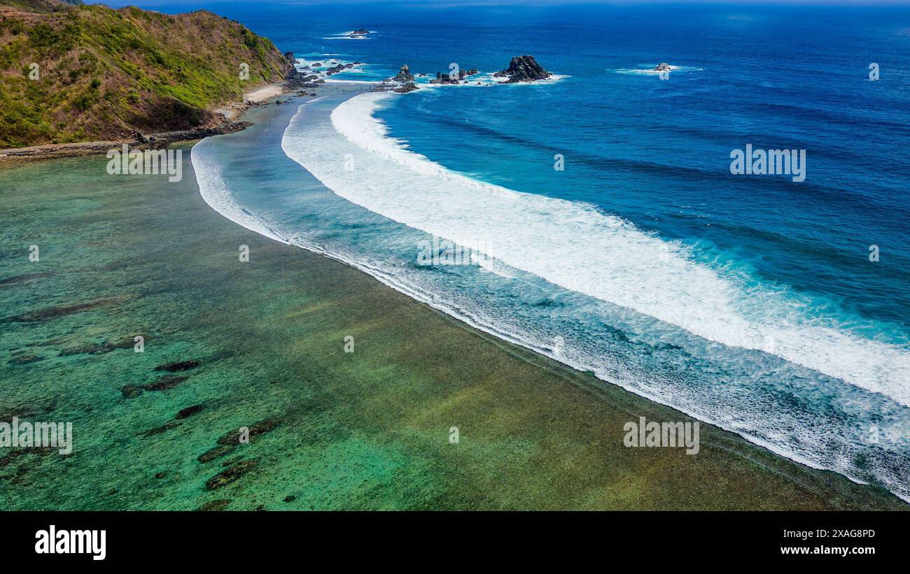 Aerial view of ocean waves breaking over a fringing coral reef Stock ...