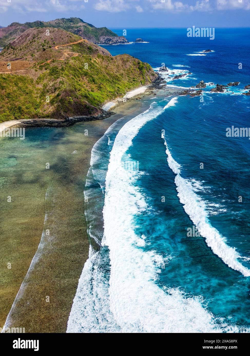 Aerial view of ocean waves breaking over a fringing coral reef Stock ...