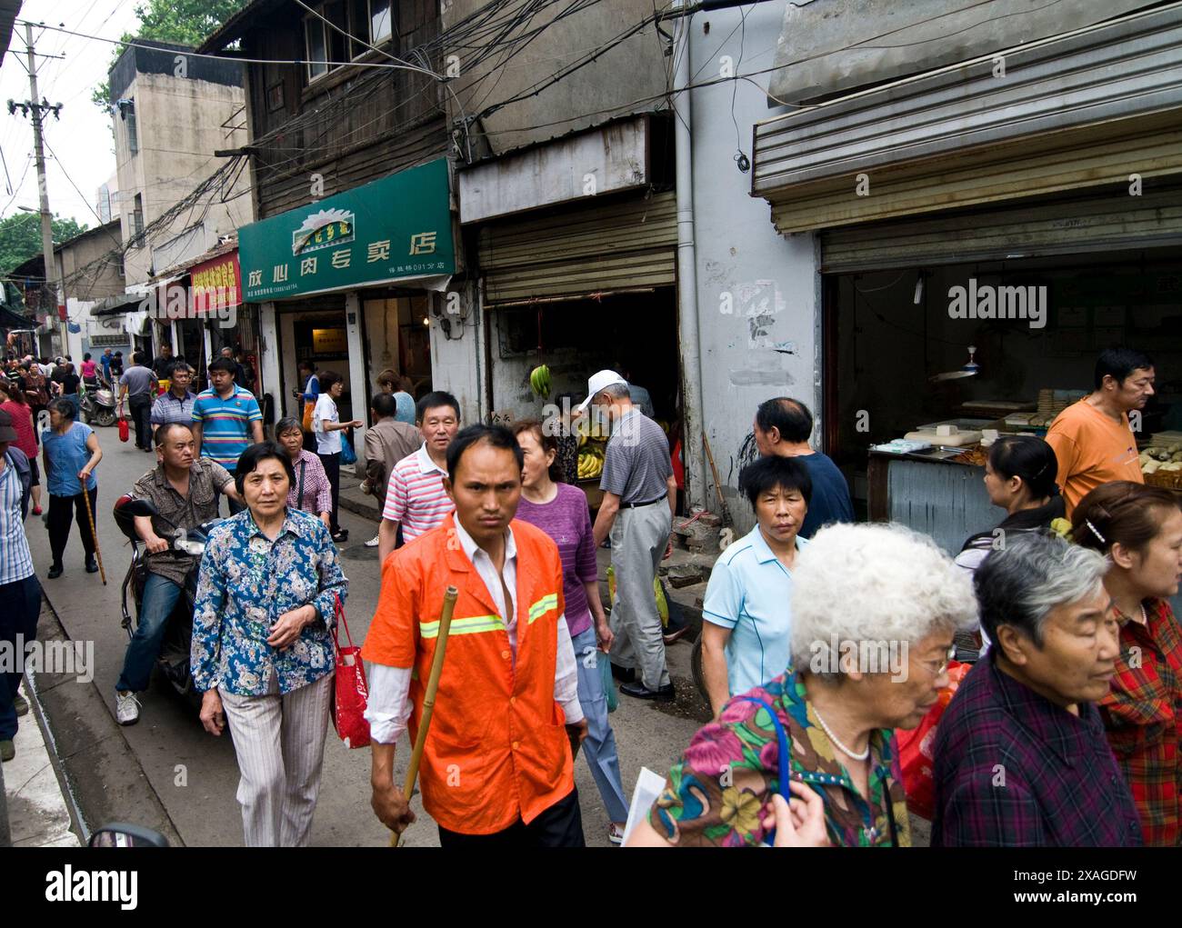 Busy shopping streets in Hankou, Wuhan, Hubei, China Stock Photo - Alamy