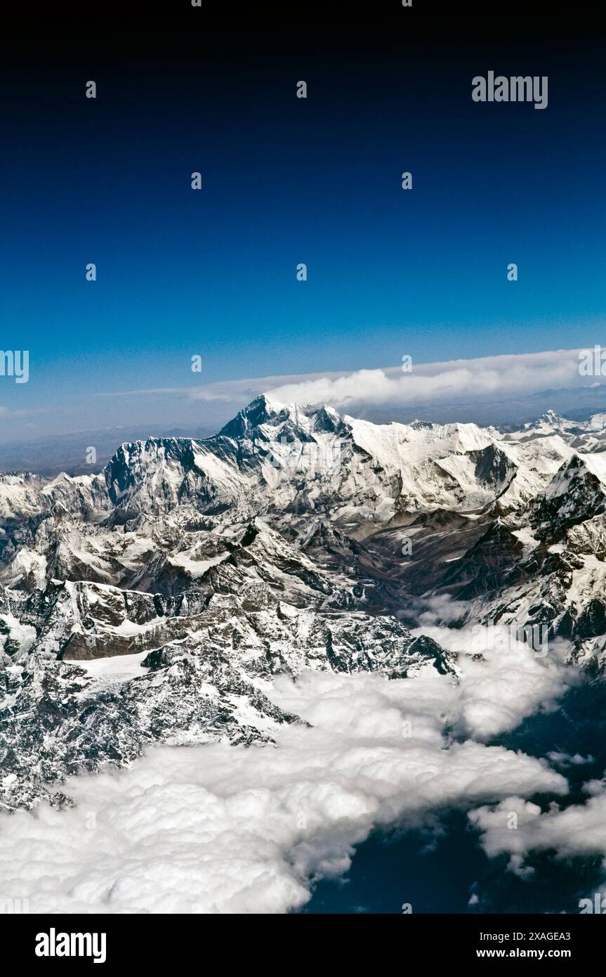 The mount everest range hi-res stock photography and images - Alamy