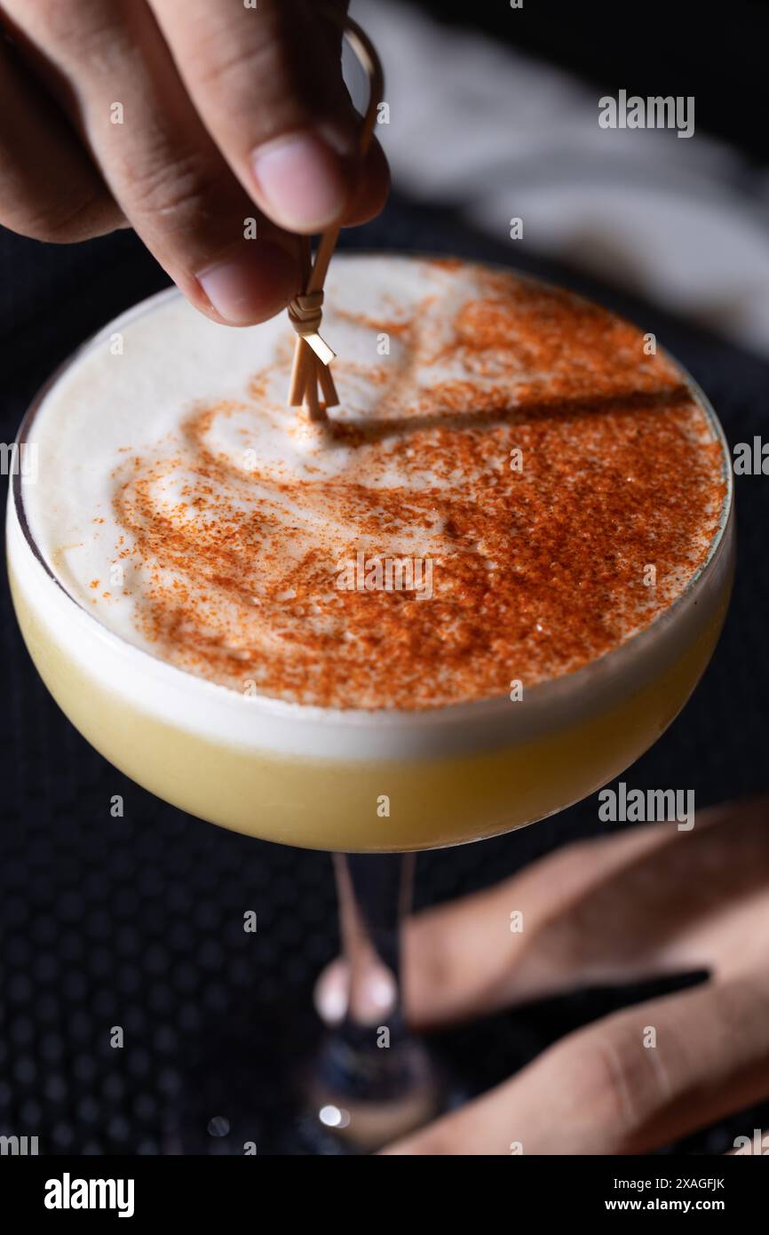Barman trabajando hi-res stock photography and images - Alamy