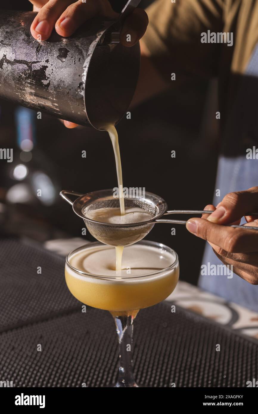 Barman trabajando hi-res stock photography and images - Alamy