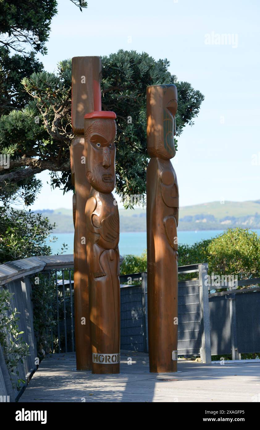 Maori wood carvings at the Achilles Point lookout in Auckland, New ...