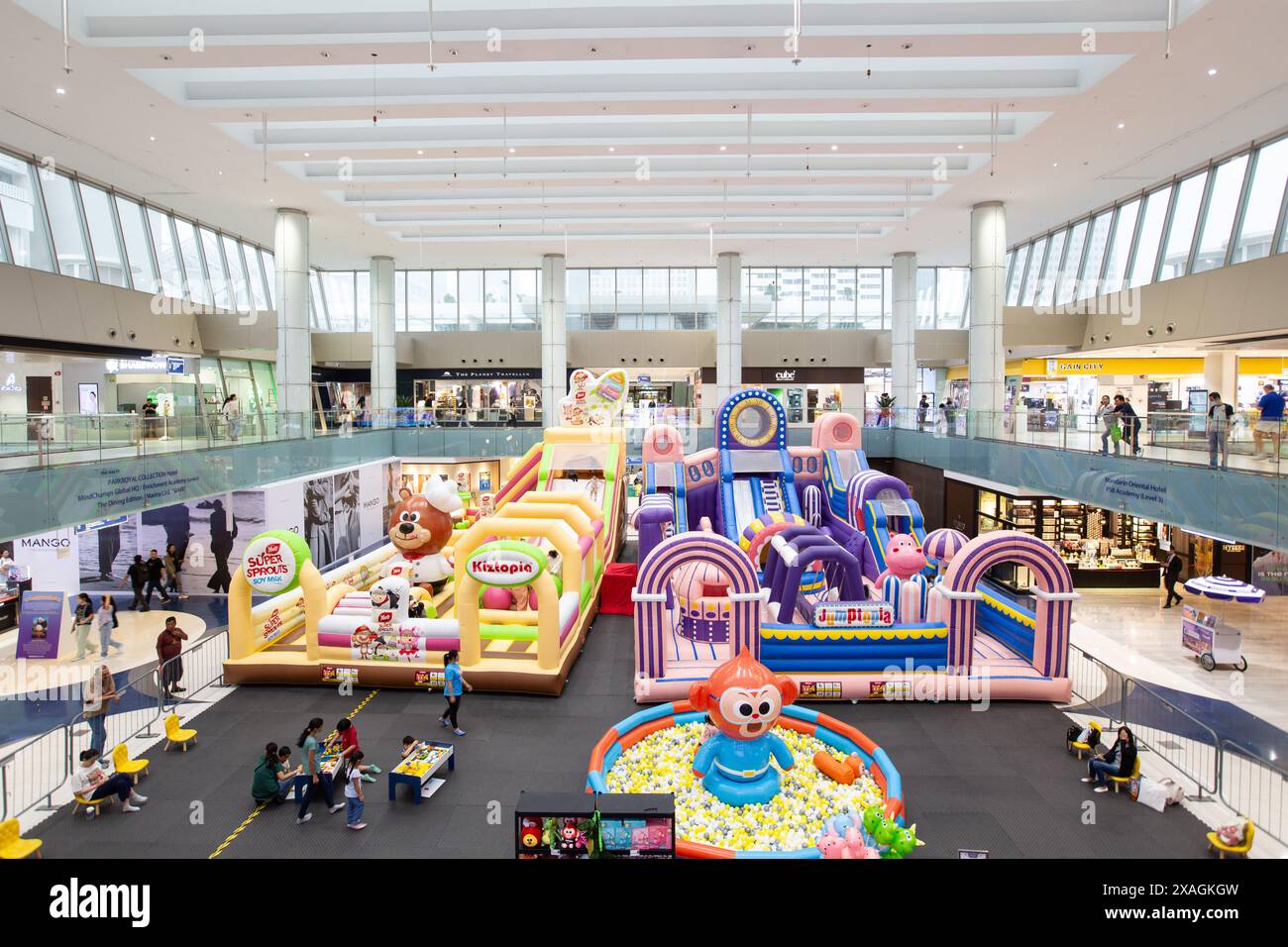 Kids castles hi-res stock photography and images - Alamy