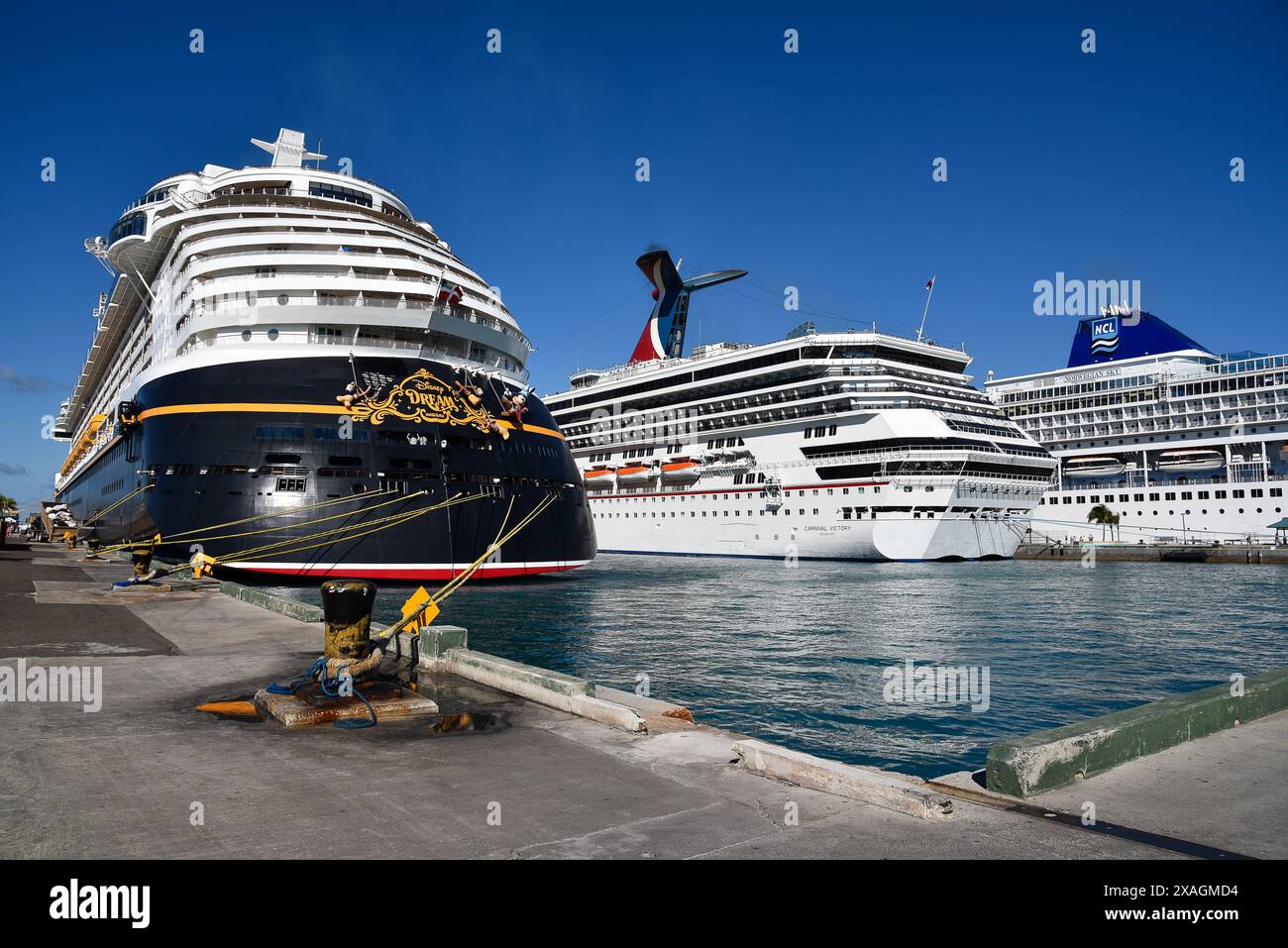 Disney cruise ships hi-res stock photography and images - Alamy