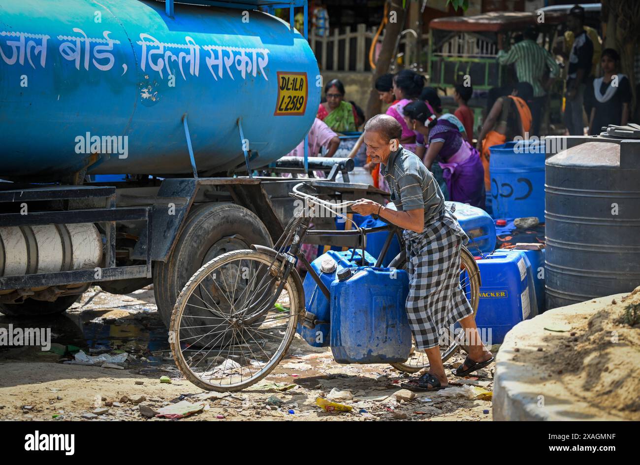 NEW DELHI, INDIA - JUNE 6: People fill water from a Delhi Jal Board ...