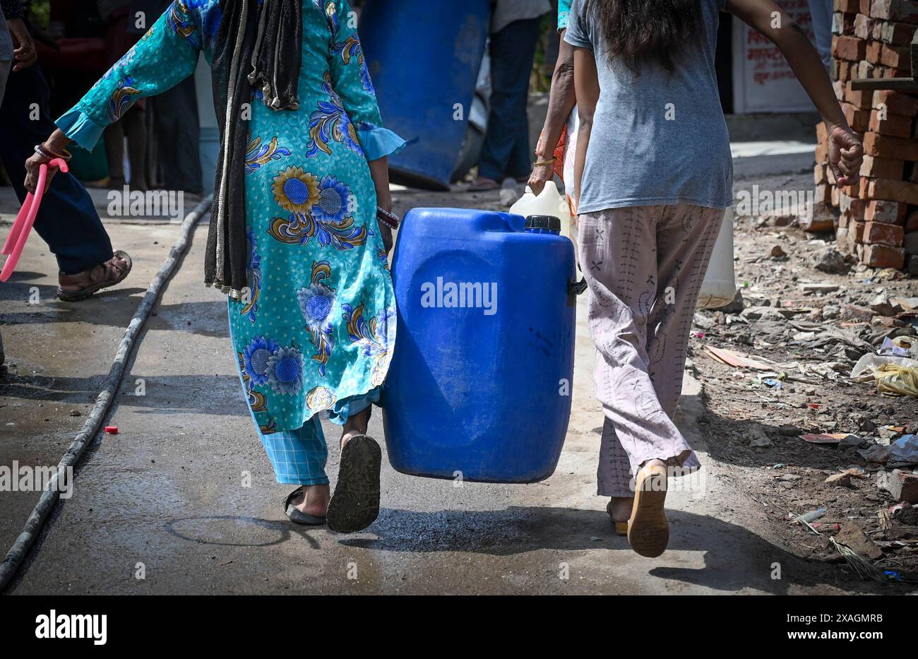 NEW DELHI, INDIA - JUNE 6: People fill water from a Delhi Jal Board ...