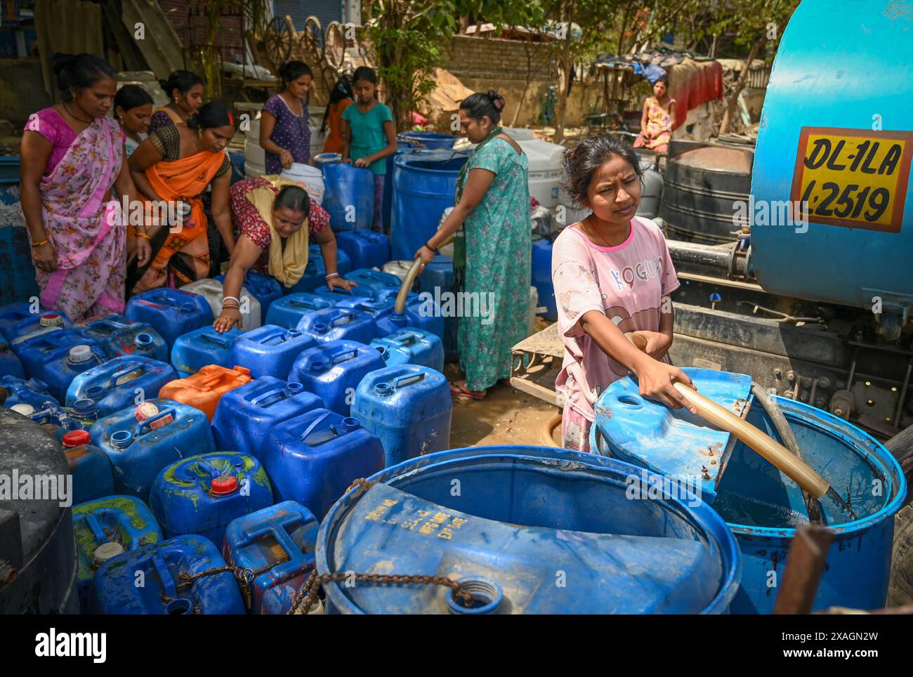 NEW DELHI, INDIA - JUNE 6: People fill water from a Delhi Jal Board ...