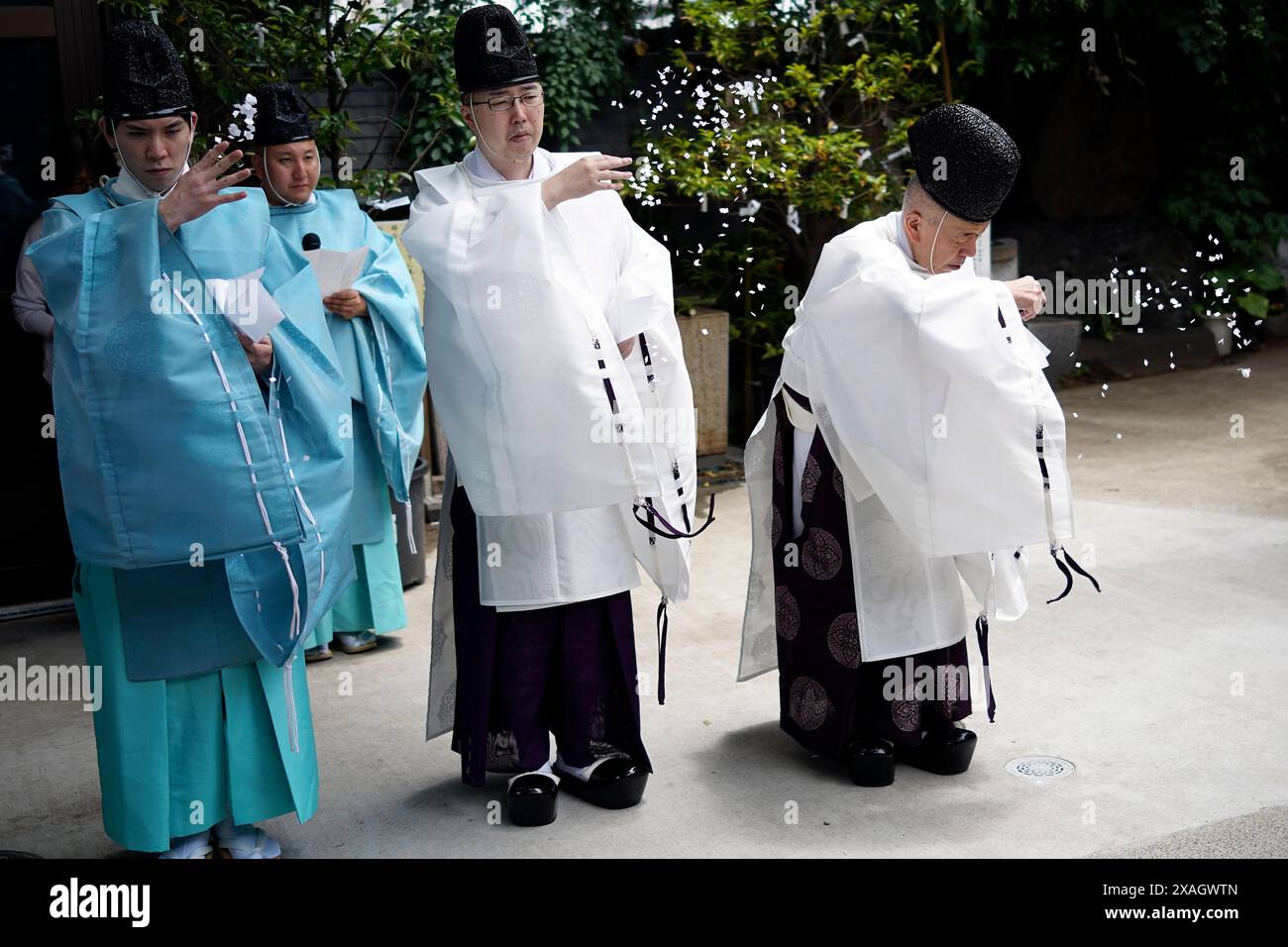 Priests perform a traditional Japanese ritual during the "Chinkasai ...