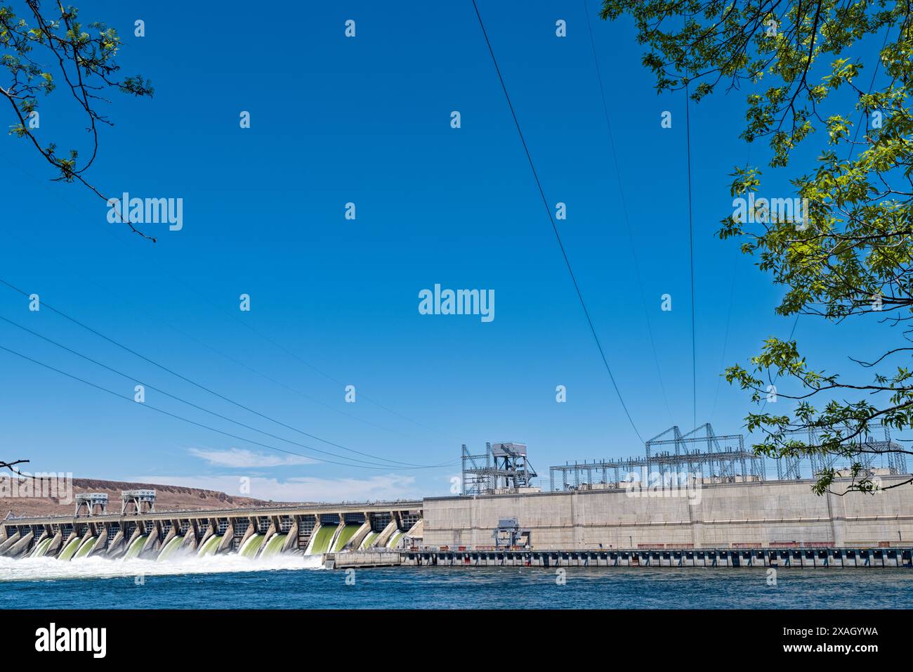 The spillway and powerhouse of the McNary Dam on the Columbia River ...