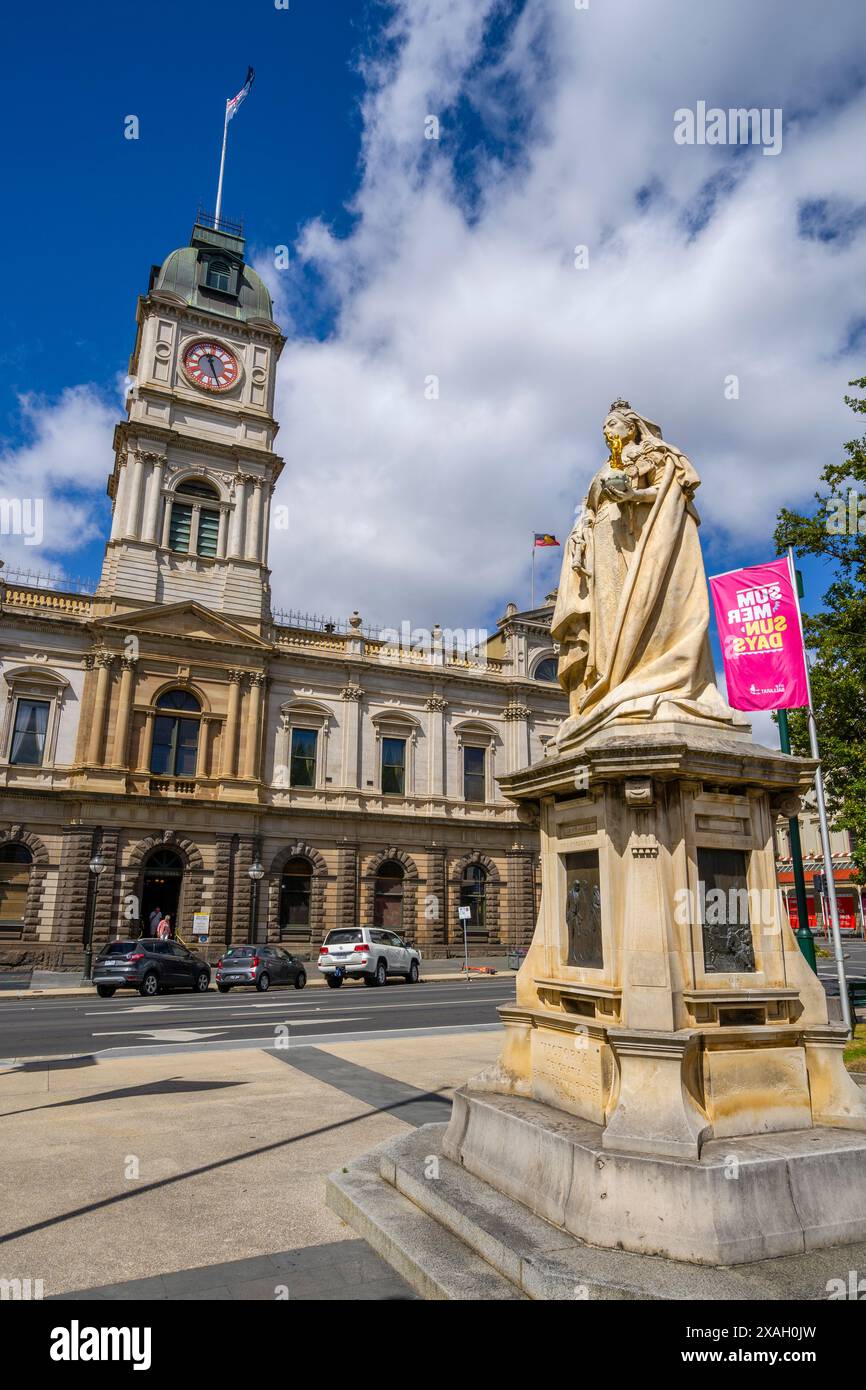 Statue of Queen Victoria with Ballarat Town Hall and Clock Tower in ...