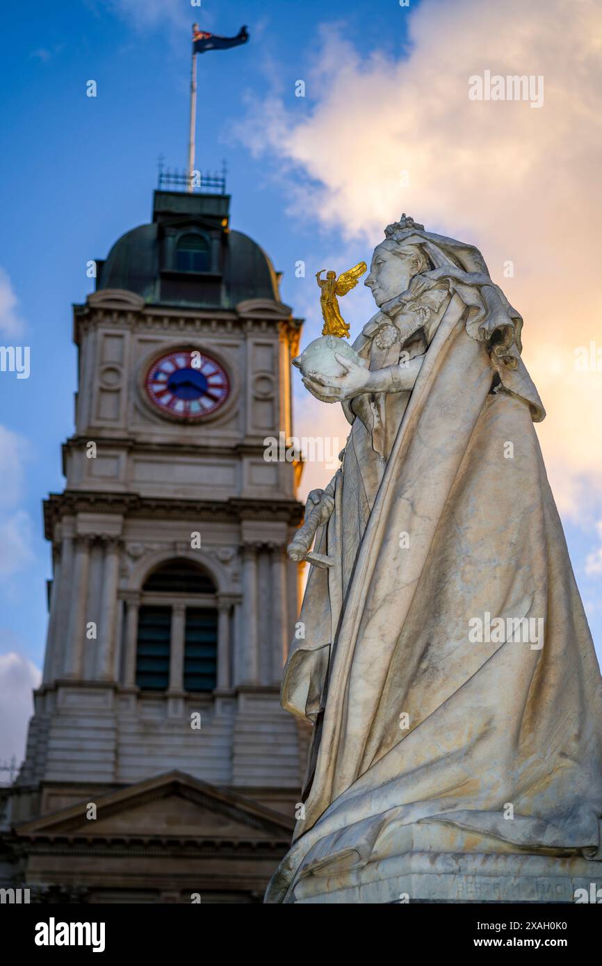 Statue of Queen Victoria with Ballarat Town Hall and Clock Tower in ...