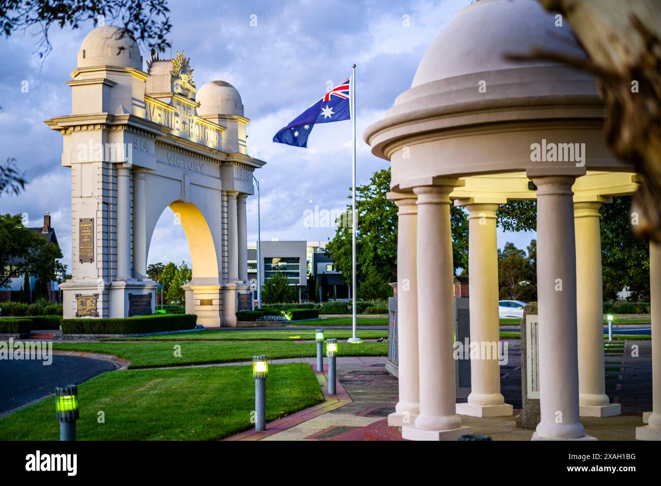 Rotunda and Memorial Wall with Arch of Victory in background, Ballarat ...