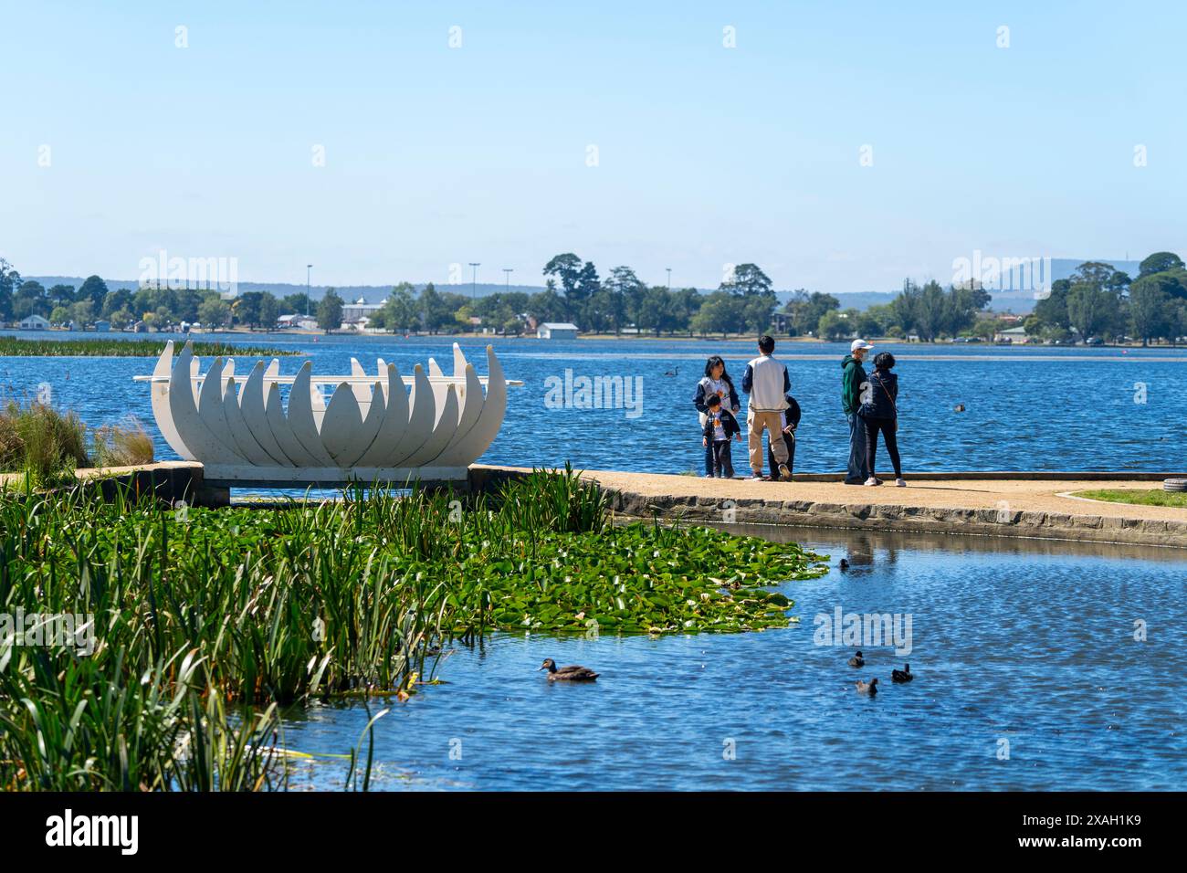 Visitors on bank of Lake Wendouree, Ballarat Botanical Gardens ...