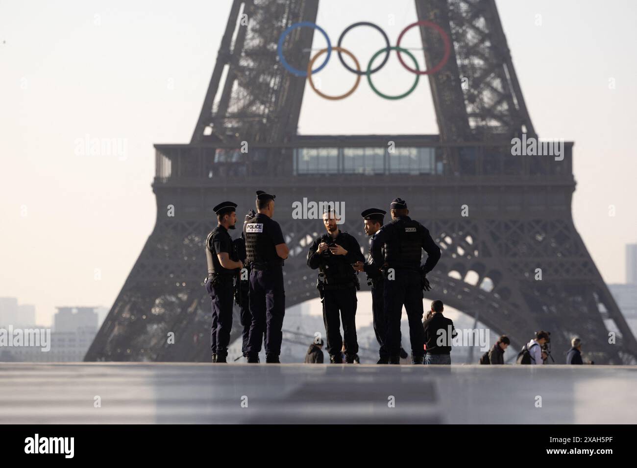 Paris, France. 07th June, 2024. Police forces in front of the Eiffel ...