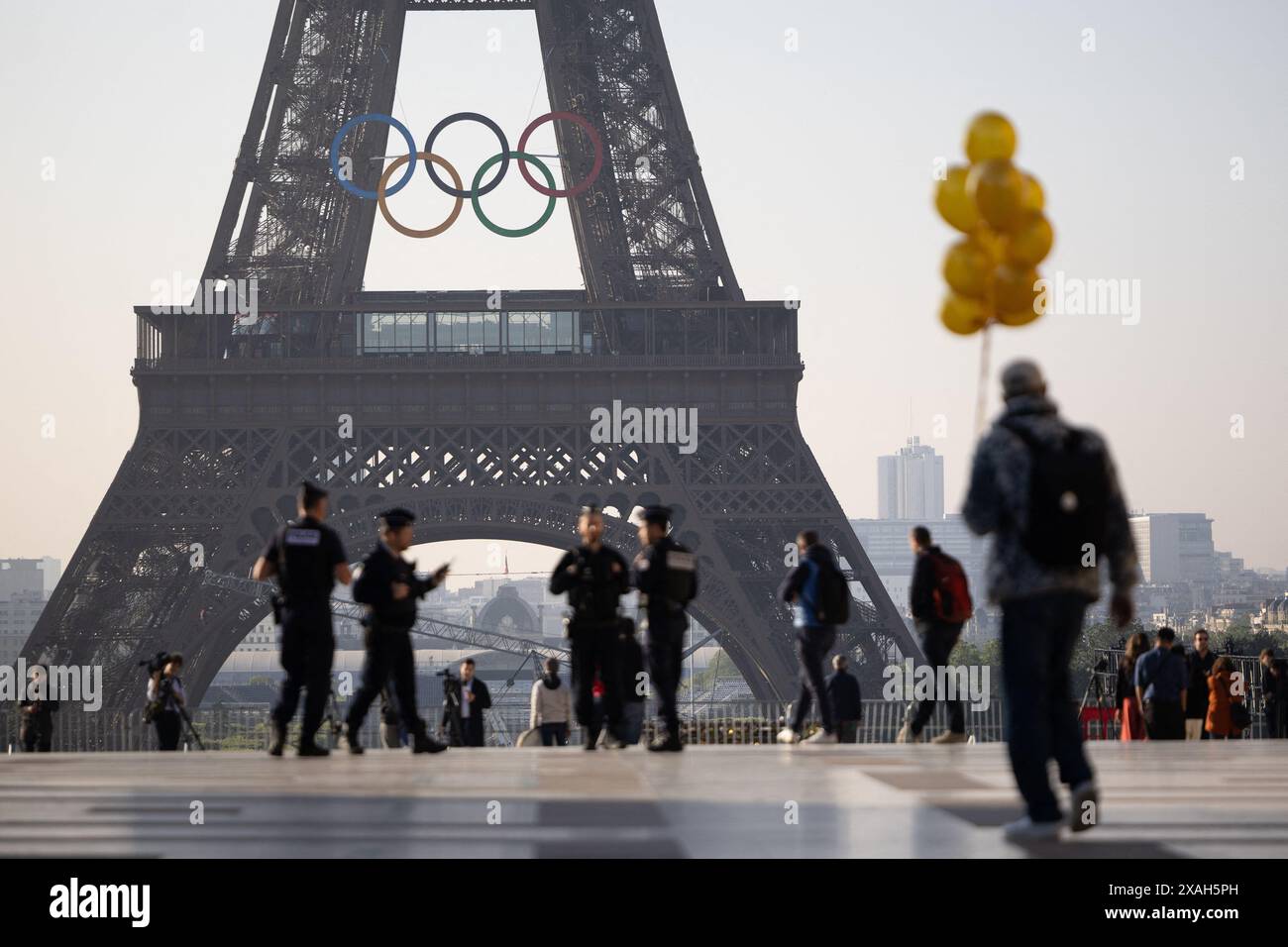 Paris, France. 07th June, 2024. Police forces in front of the Eiffel ...