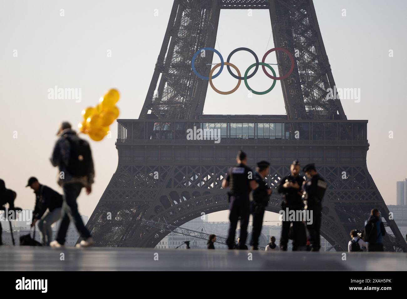 Paris, France. 07th June, 2024. Police forces in front of the Eiffel ...