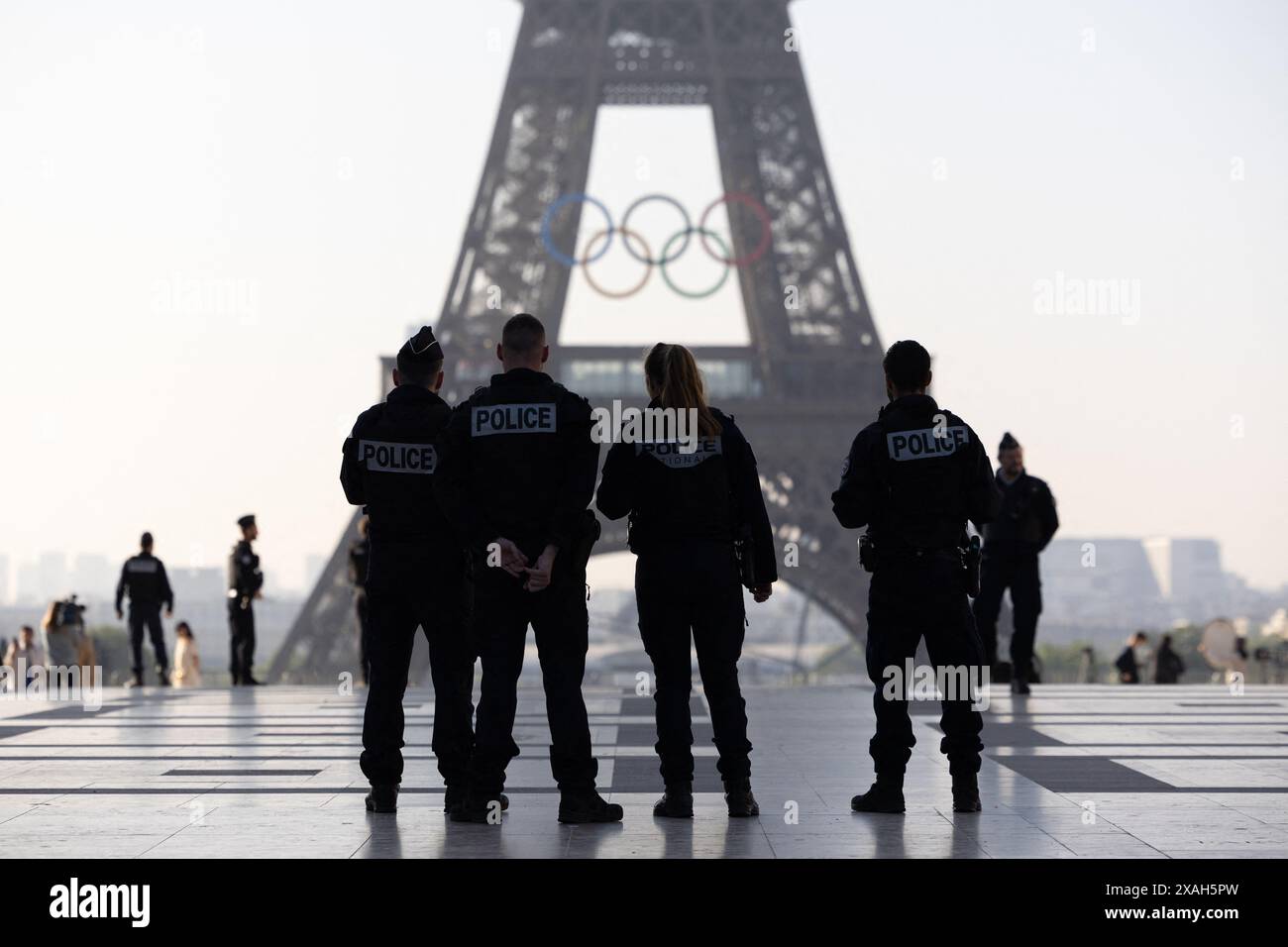 Paris, France. 07th June, 2024. Police forces in front of the Eiffel ...