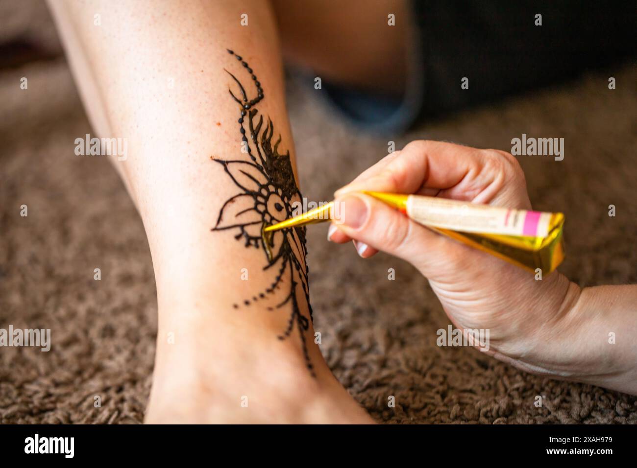 Applicator henna hi-res stock photography and images - Alamy