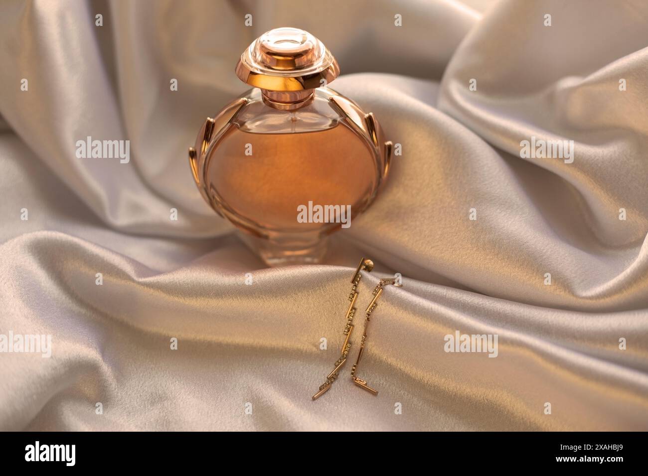 Round perfume bottle hi-res stock photography and images - Alamy