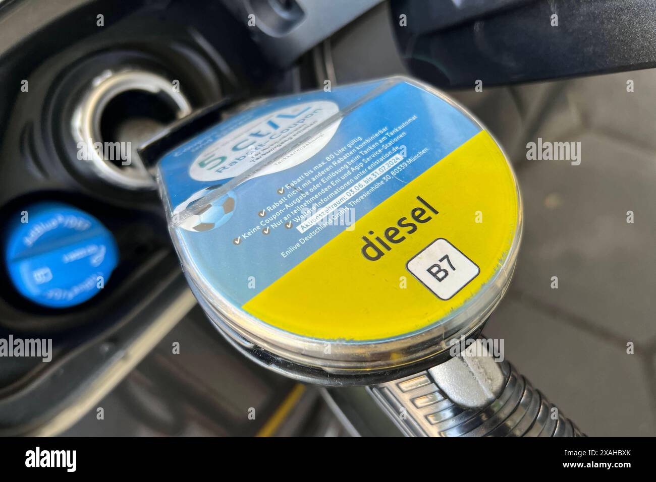 ThemenfotoTanken. Zapfpistole im Tankstutzen Diesel B7, Dieselfahrzeug,Kraftstoff *** theme ...