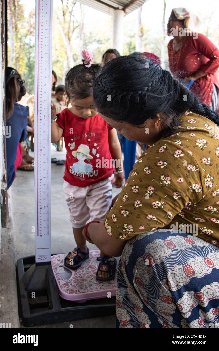 The measuring height and weight of children at Samudayik Swastha Ikai ...