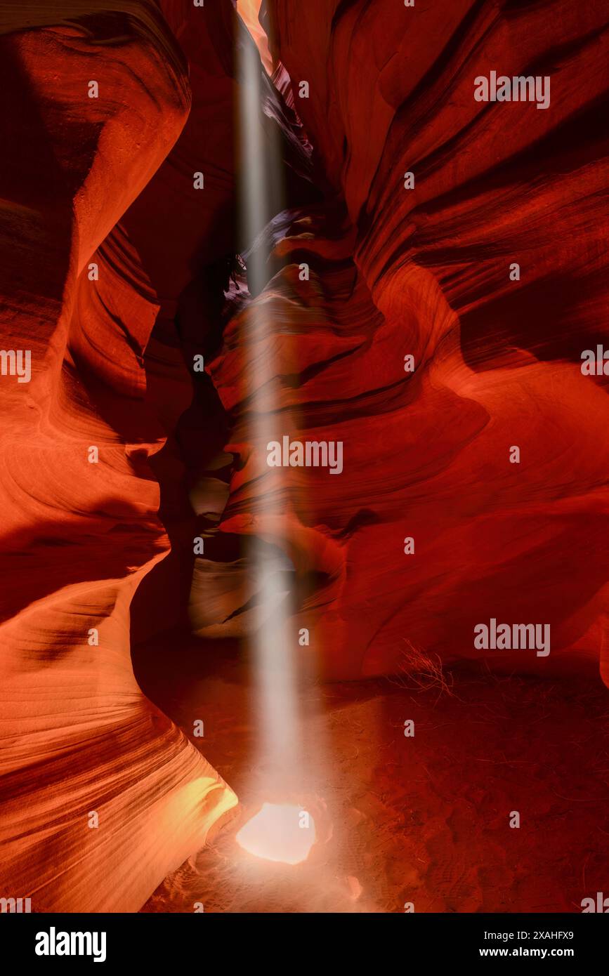 Light beam shining through the slot canyon. Antelope Canyon. Arizona ...