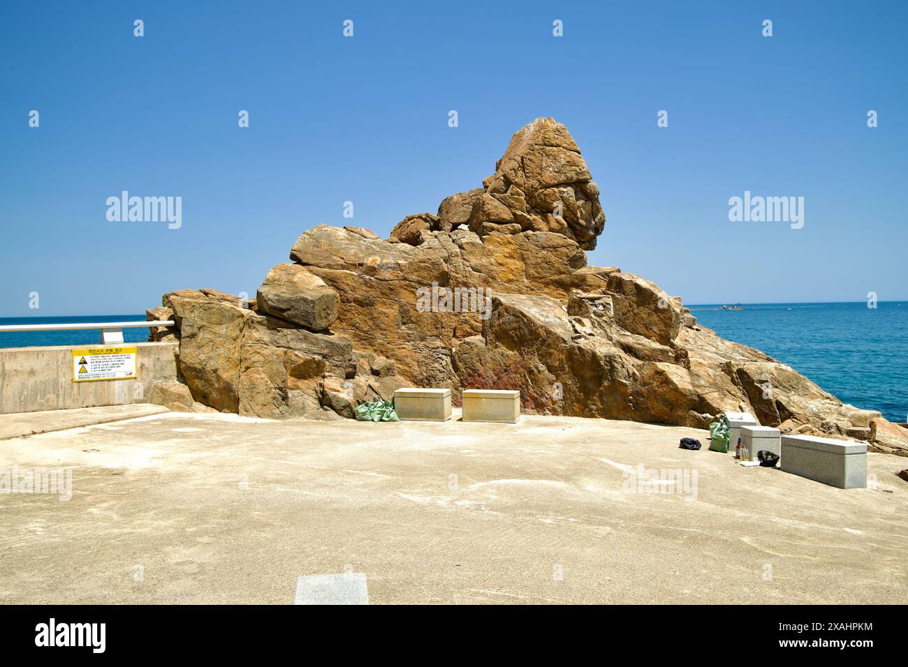 Prominent rock formation stands hi-res stock photography and images - Alamy