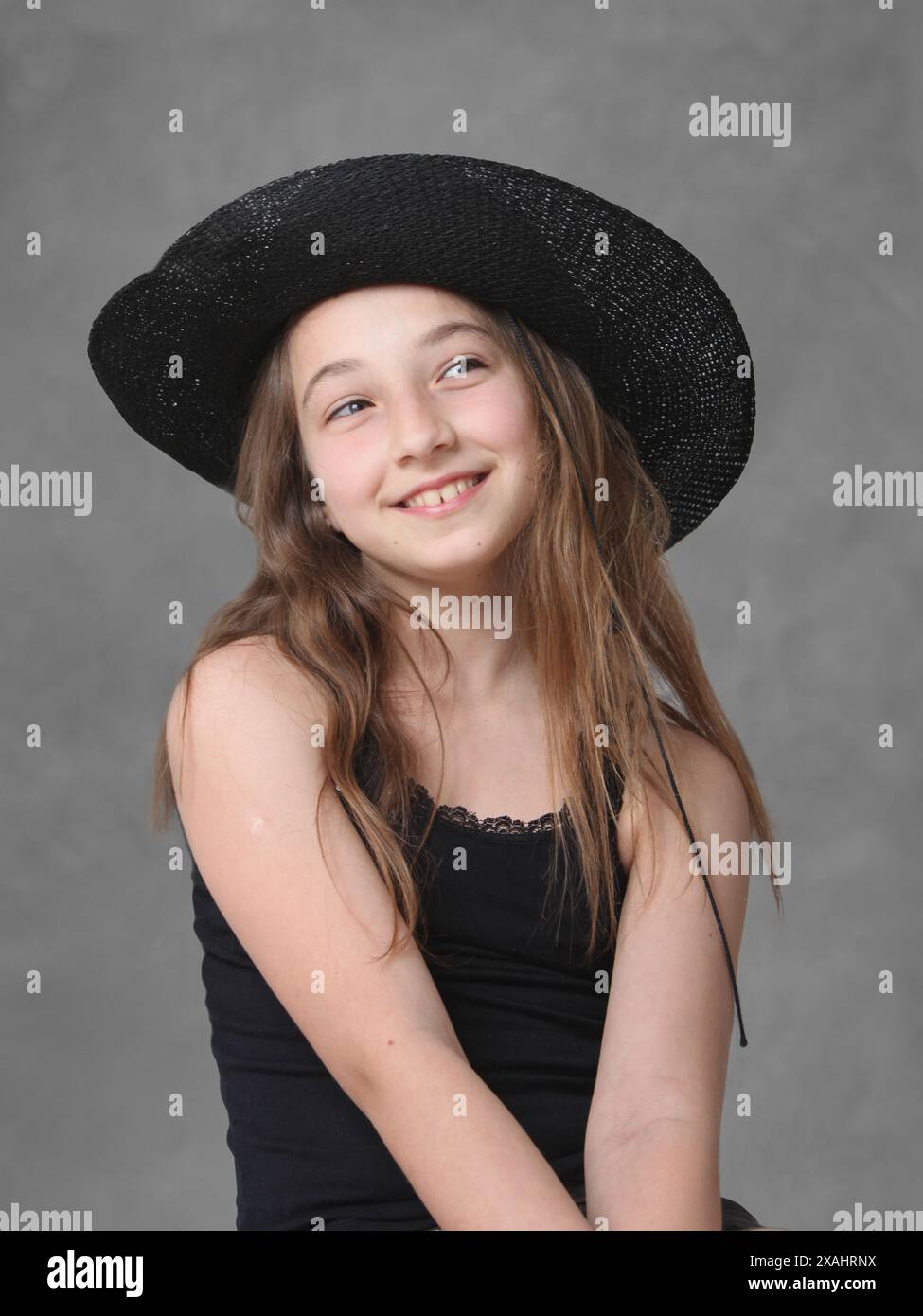 Preteen girls model hi-res stock photography and images - Alamy