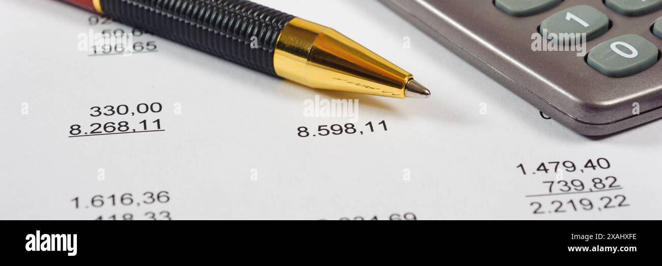 Finanzen und Kalkulation Auf einer finanziellen Abrechnung liegen ein ...