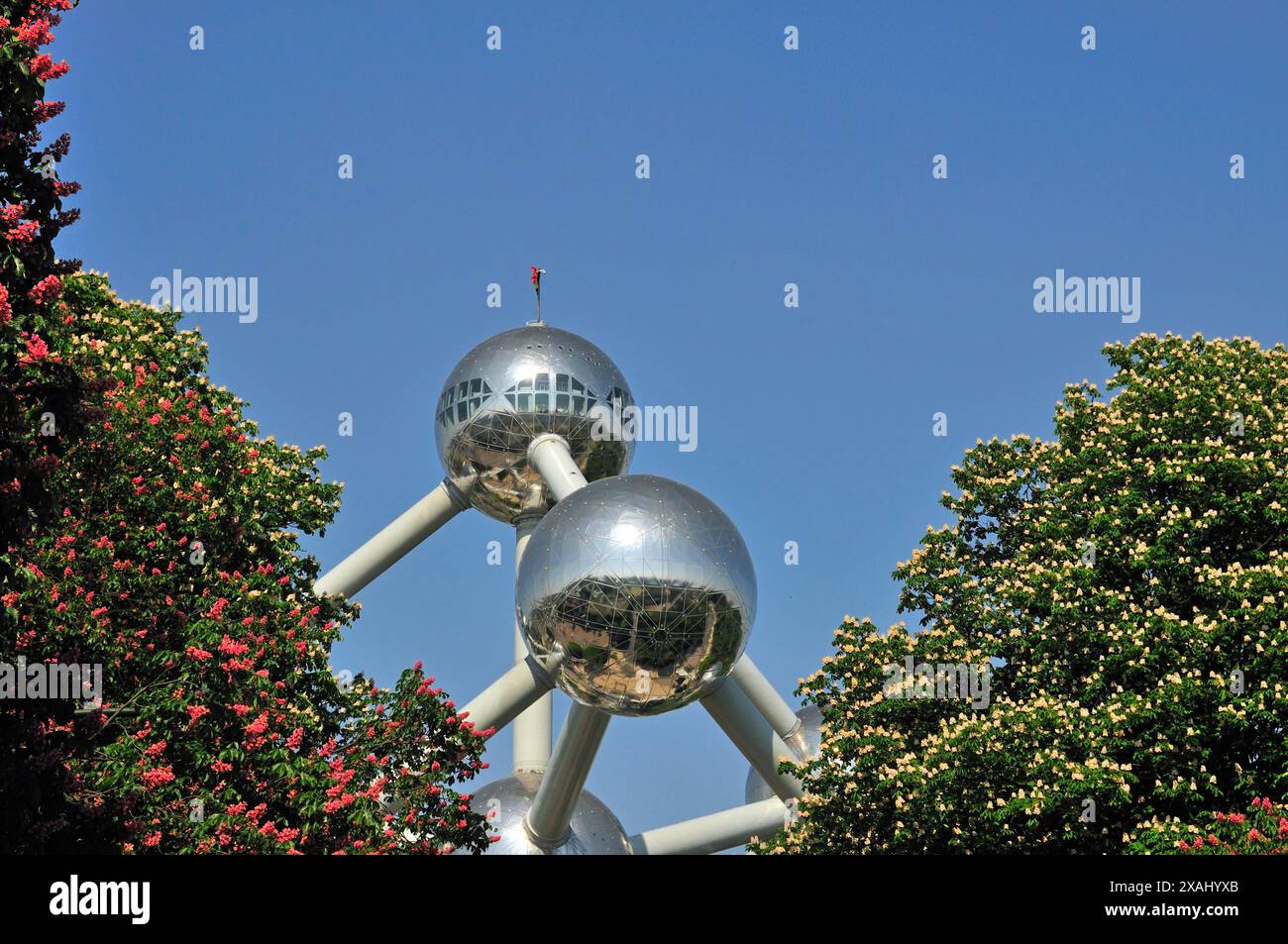 Atomium, built in 1958 for the World Exhibition, uses nine atoms to ...
