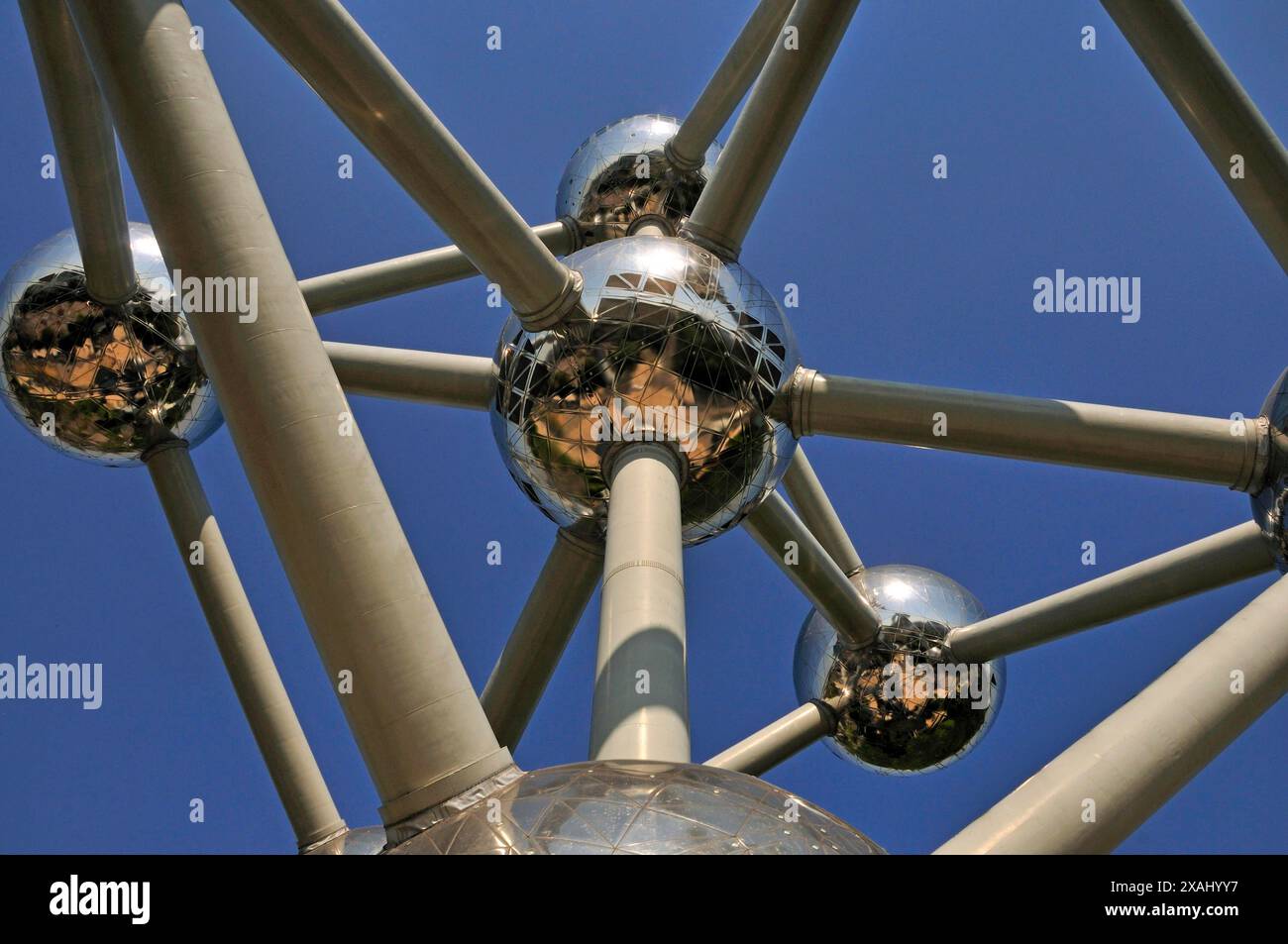 Atomium, built in 1958 for the World Exhibition, uses nine atoms to ...