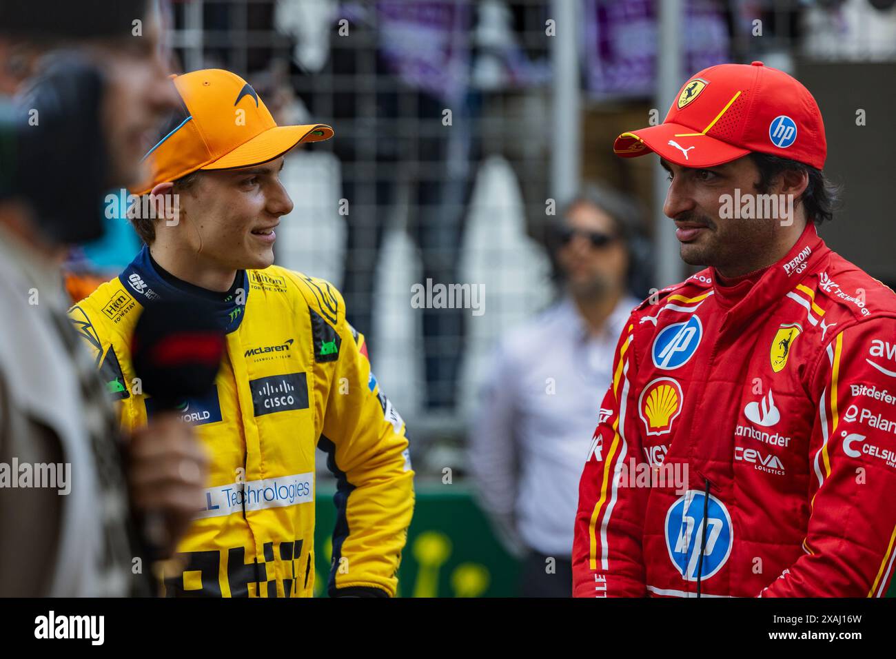 Circuit de Monaco, Monte-carlo, Monaco. 26.May.2024; Oscar Piastri and Carlos Sainz talking ...