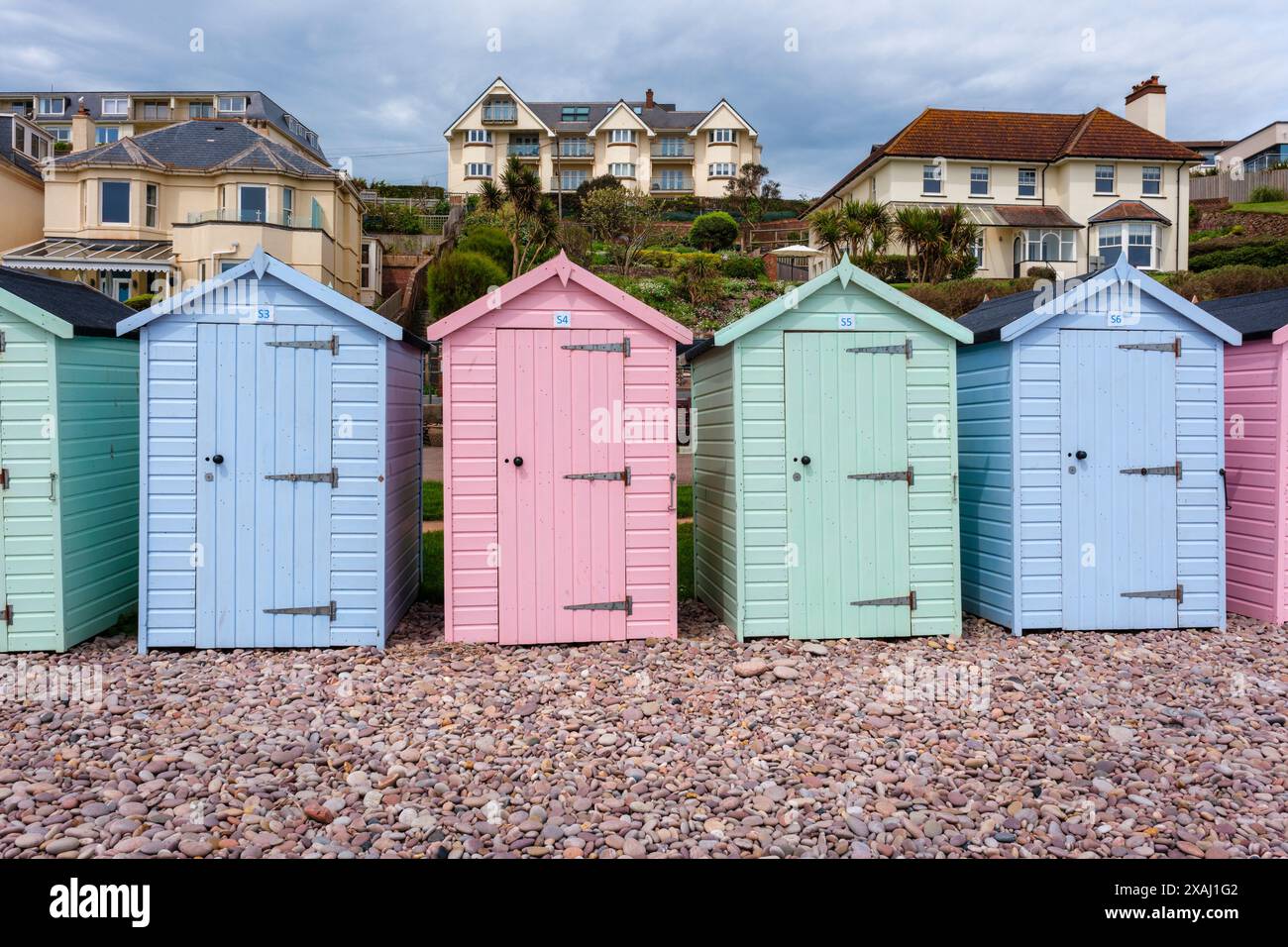 Beach huts and expensive seafront properties at Budleigh Salterton ...