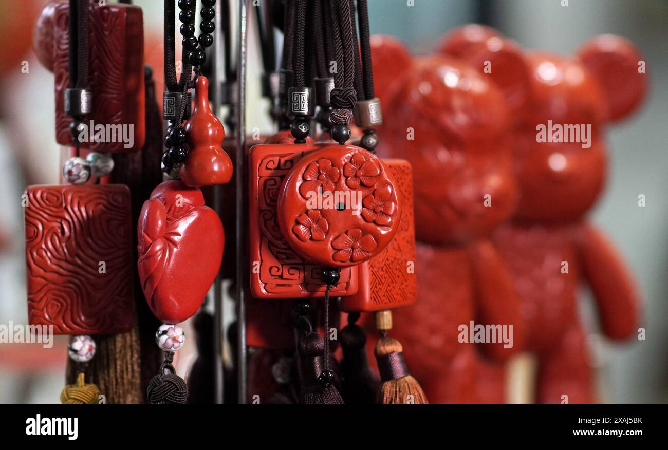 (240607) -- BEIJING, June 7, 2024 (Xinhua) -- Accessories with carved ...