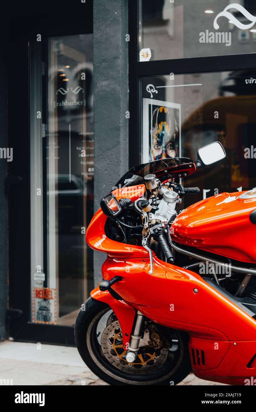 City barbershop bike hi-res stock photography and images - Alamy
