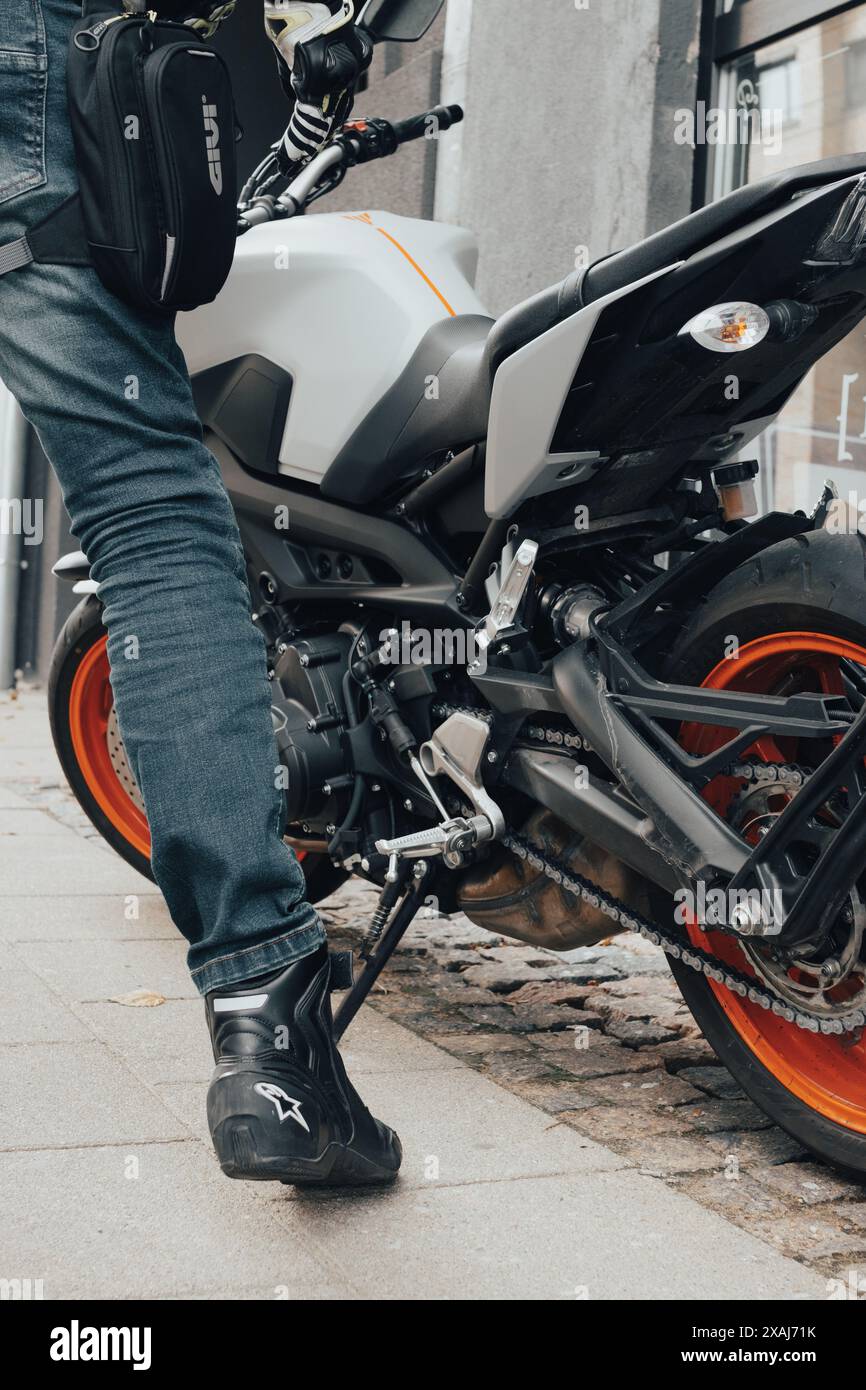 City barbershop bike hi-res stock photography and images - Alamy