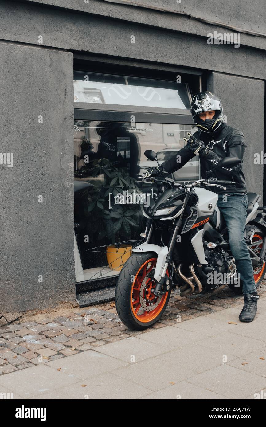 City barbershop bike hi-res stock photography and images - Alamy