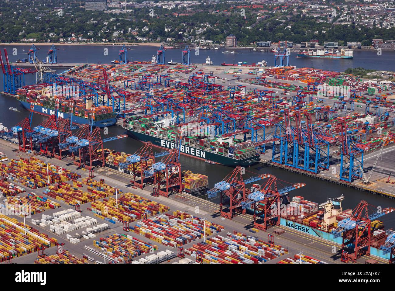 14 May 2024, Hamburgo;: Various container terminals in the port of ...