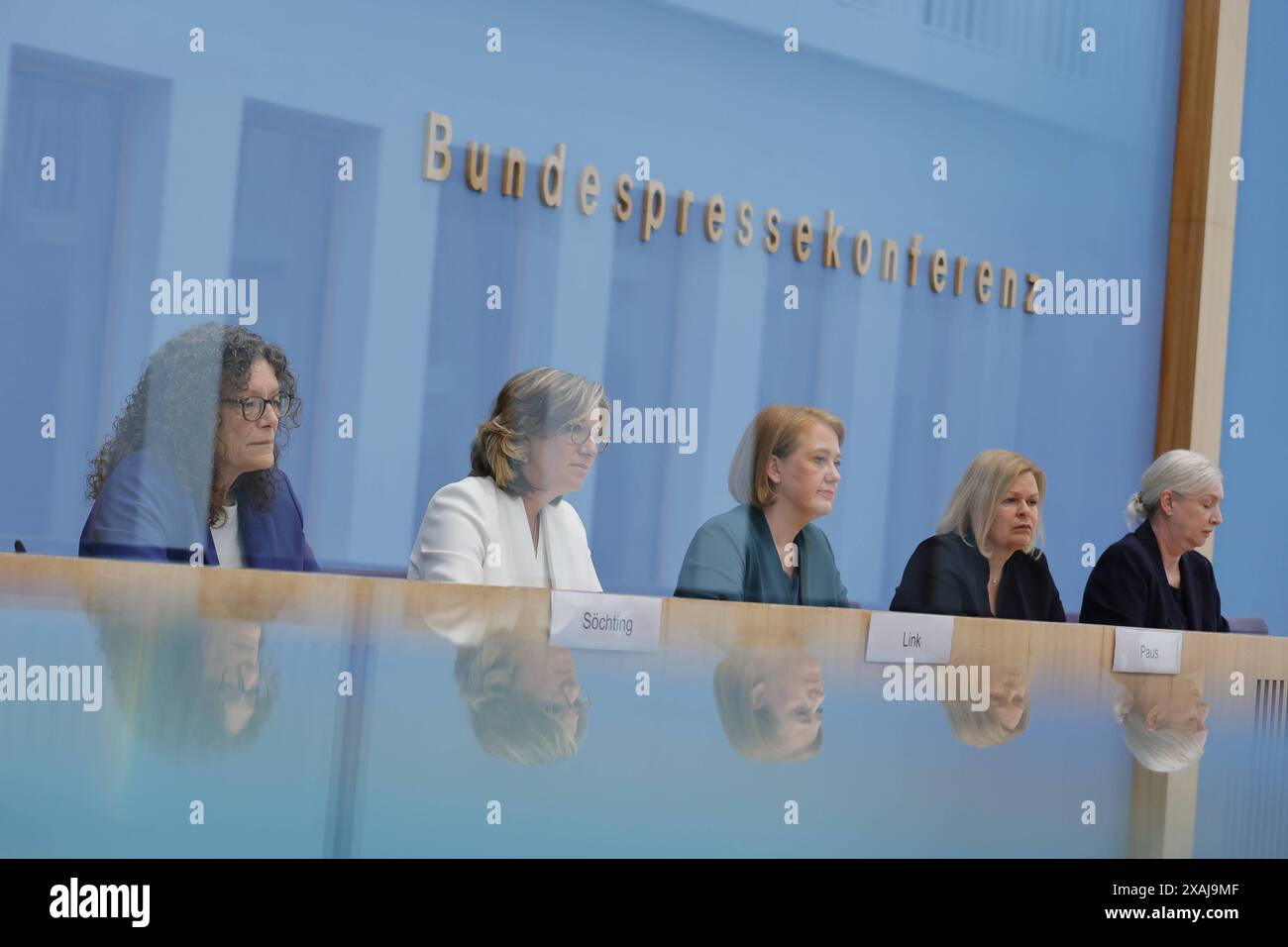 Petra Söchting, Leiterin des Hilfetelefons Gewalt gegen Frauen ...