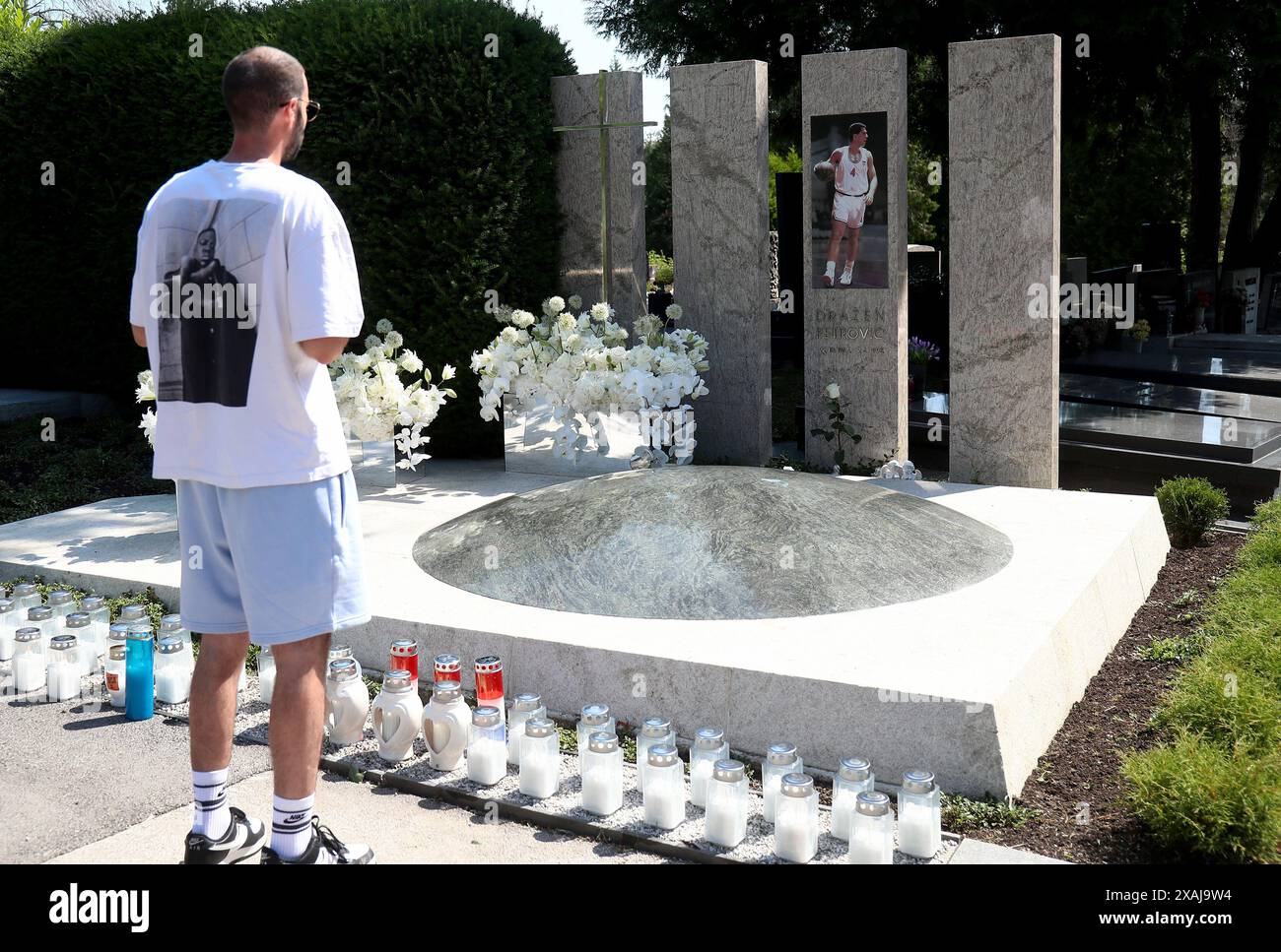 Zagreb, Hrvatska. 07th June, 2023. A man give his respect to Drazen ...