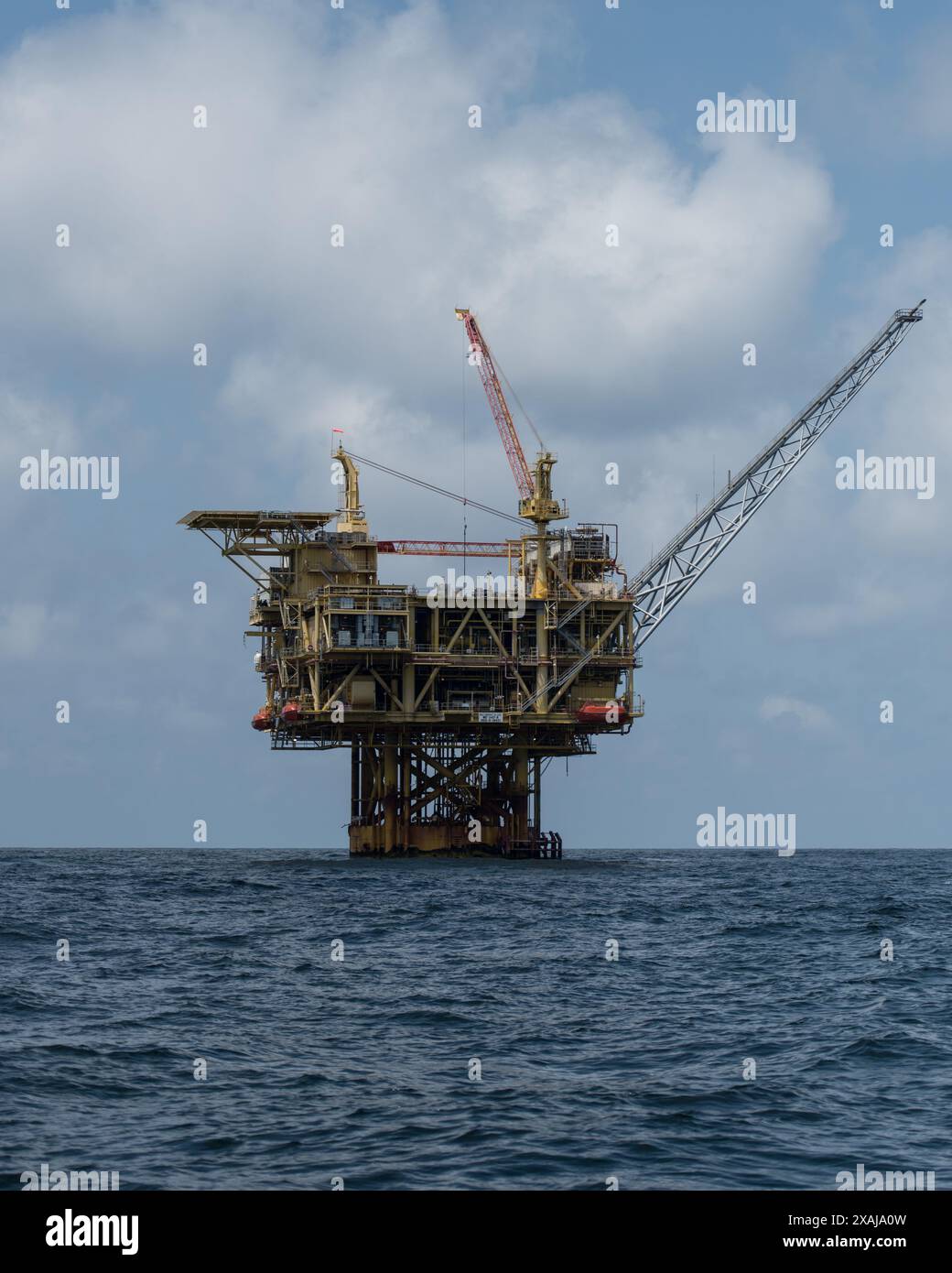 Offshore oil rig gulf of mexico hi-res stock photography and images - Alamy