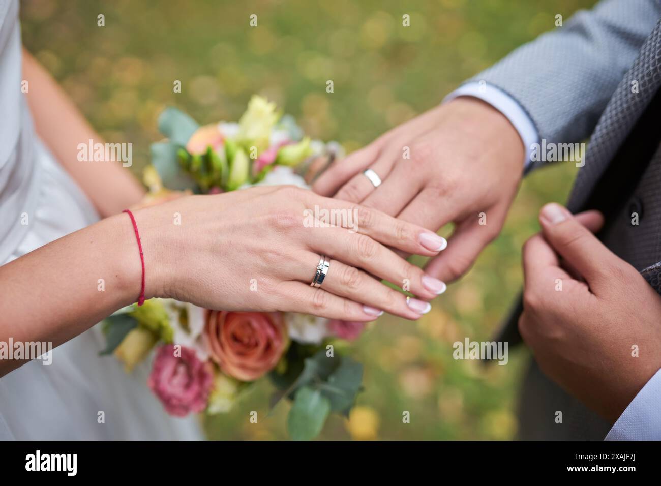 Wedding couples hands ring bouquet hi-res stock photography and images ...