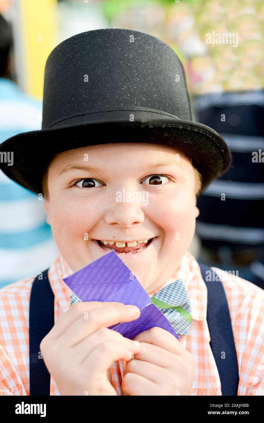 Toothless smiling boy hi-res stock photography and images - Alamy