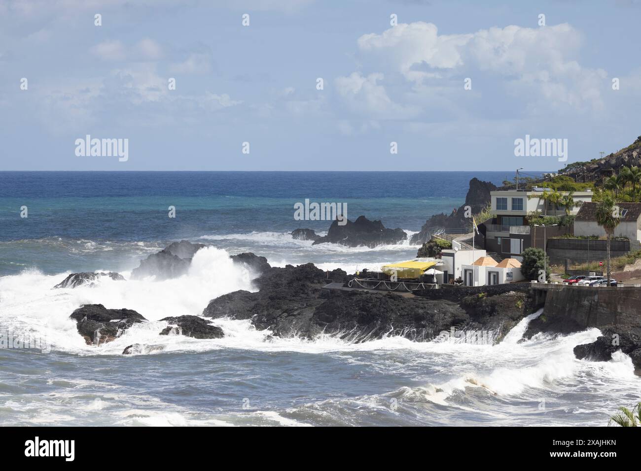 extreme waves in north madeira Stock Photo - Alamy