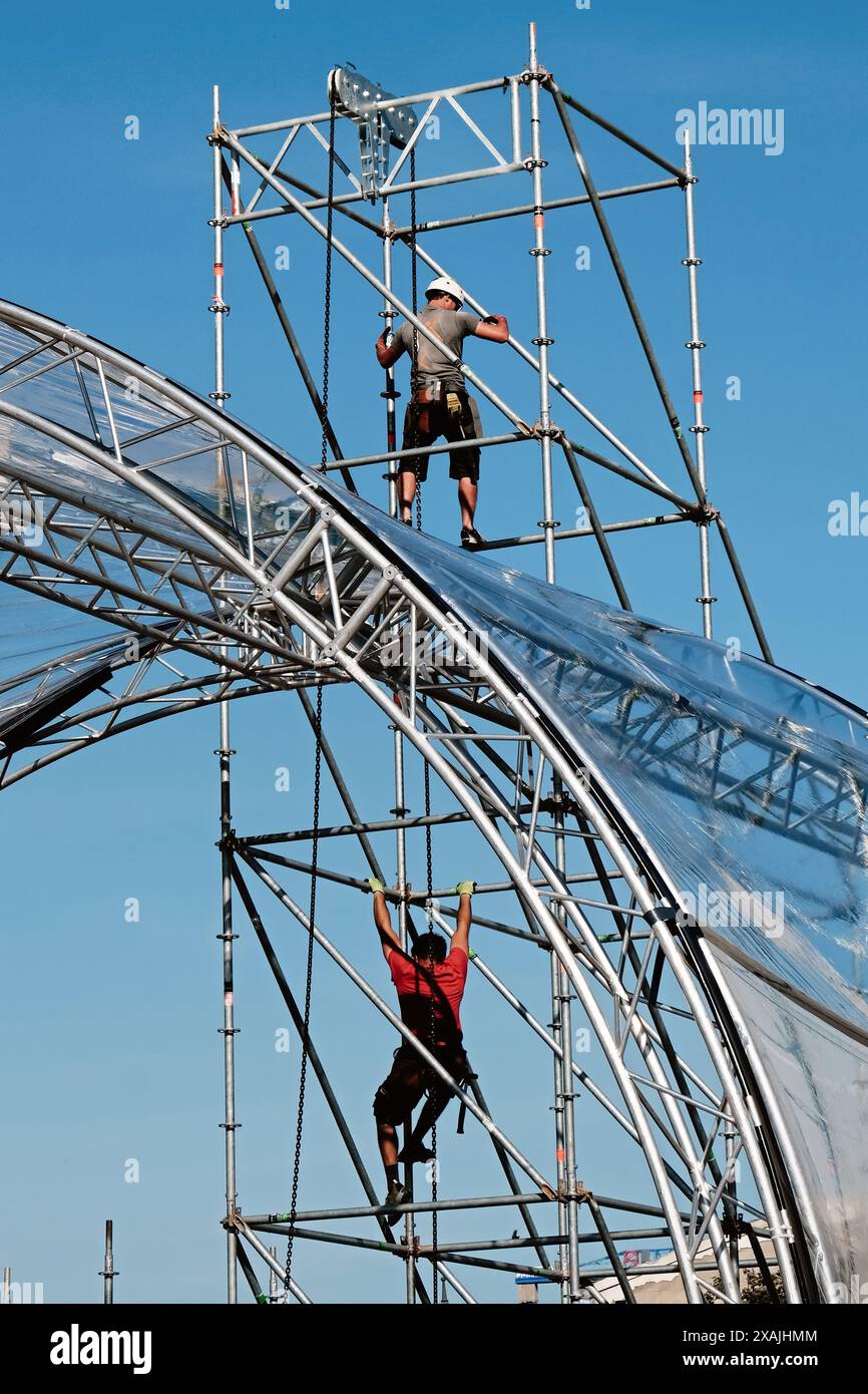 Men on scaffolding hi-res stock photography and images - Alamy